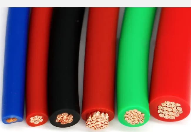 ¿Qué cable de batería del coche conectas primero?